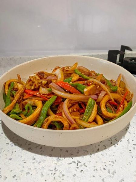 鱿鱼圈怎么炒好吃又简单_鱿鱼圈炒多久才嫩-第3张图片-山城妙识