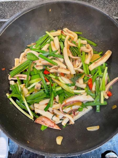 韭菜炒鱿鱼须怎么做_韭菜炒鱿鱼须焯水吗-第3张图片-山城妙识