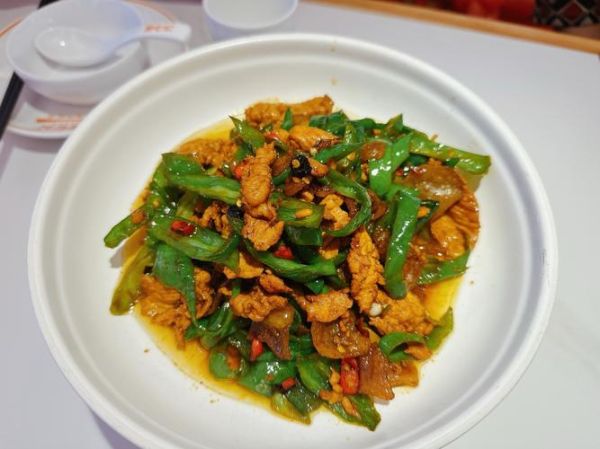 菜椒炒肉怎样炒才好吃_菜椒炒肉用什么肉最好-第2张图片-山城妙识