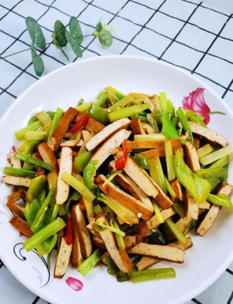 芹菜炒香干怎么做好吃窍门_芹菜炒香干先炒哪个-第1张图片-山城妙识