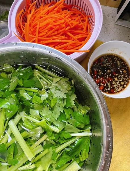 腌芹菜的做法详细步骤_芹菜怎么腌才脆爽-第2张图片-山城妙识