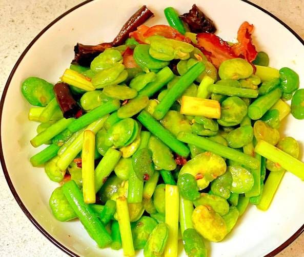蚕豆炒蒜苗怎么炒好吃_蚕豆炒蒜苗的做法窍门-第2张图片-山城妙识