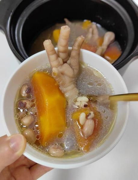 鸡爪煲汤放什么材料好_鸡爪汤怎么煲才香浓-第1张图片-山城妙识