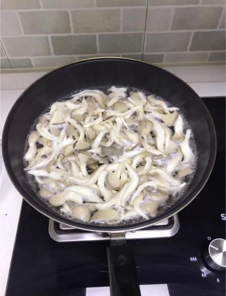 炸蘑菇要不要焯水_炸蘑菇焯水好还是不焯水好-第2张图片-山城妙识 炸蘑菇要不要焯水_炸蘑菇焯水好还是不焯水好-第2张图片-山城妙识