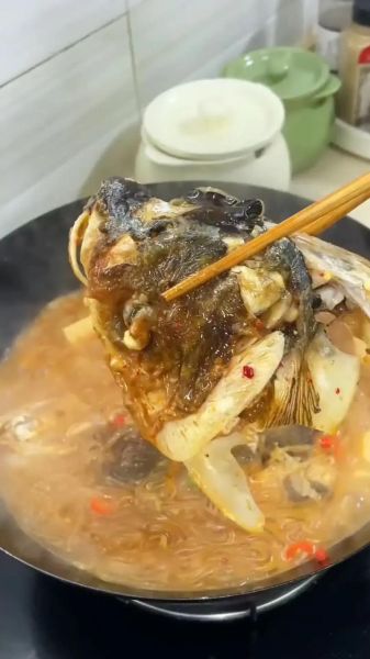 鲤鱼炖粉条怎么做_鲤鱼炖粉条的家常做法-第1张图片-山城妙识
