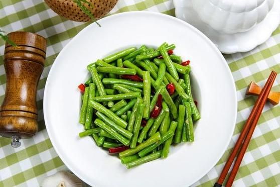 炒豆角怎么炒才翠绿_炒豆角用焯水吗-第3张图片-山城妙识