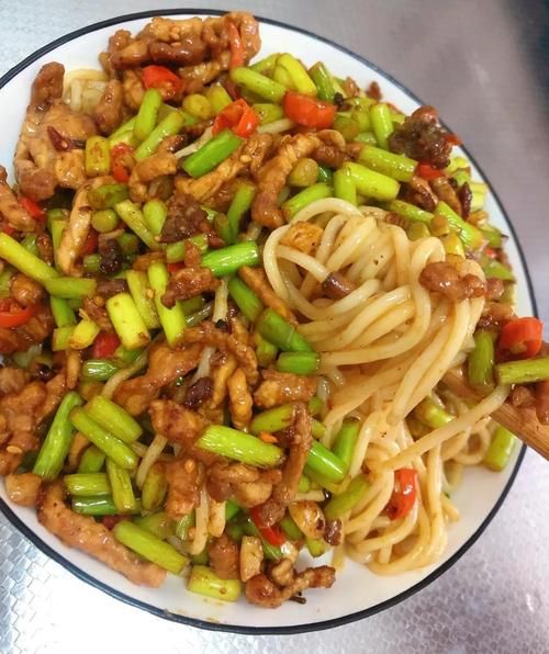 蒜苗肉丝面怎么做_正宗家常做法-第1张图片-山城妙识