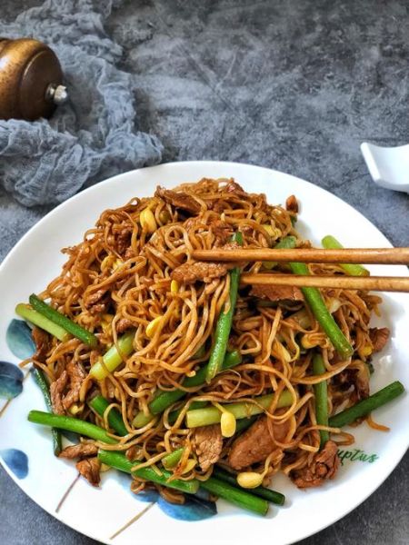 蒜苗肉丝面怎么做_正宗家常做法-第2张图片-山城妙识