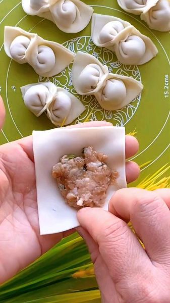 鸳鸯馄饨的包法图解_怎么捏出双色花边-第3张图片-山城妙识 鸳鸯馄饨的包法图解_怎么捏出双色花边-第3张图片-山城妙识