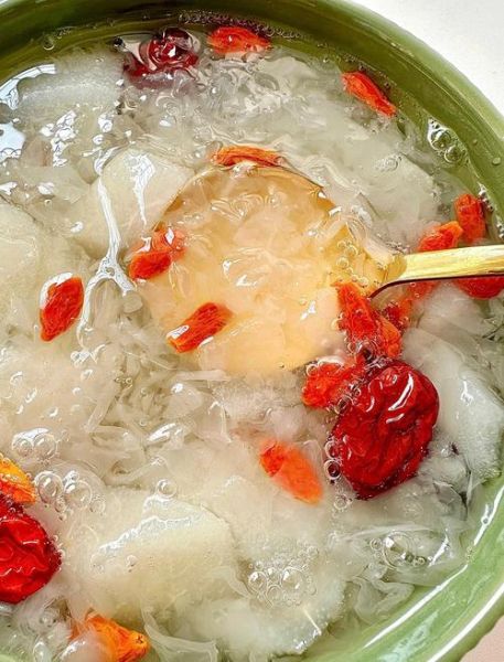 冰糖银耳雪梨红枣汤的做法_功效与作用-第3张图片-山城妙识 冰糖银耳雪梨红枣汤的做法_功效与作用-第3张图片-山城妙识