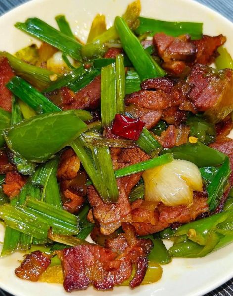 青椒蒜苗炒腊肉怎么做_腊肉炒多久才香-第2张图片-山城妙识