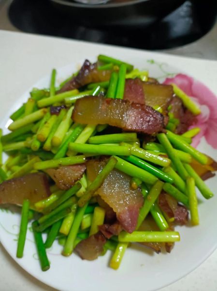 腊肉没煮直接炒可以吗_腊肉炒之前要不要焯水-第1张图片-山城妙识 腊肉没煮直接炒可以吗_腊肉炒之前要不要焯水-第1张图片-山城妙识