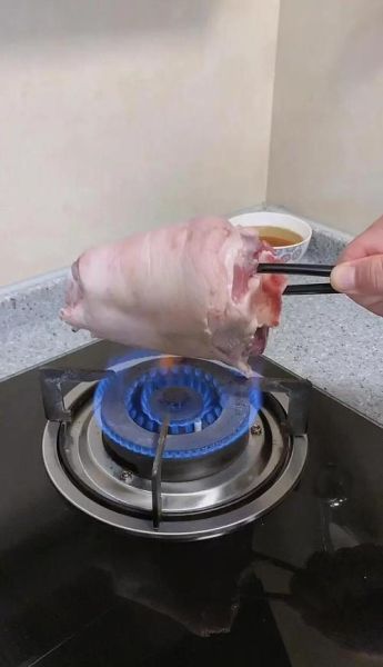 虎皮肘子怎么做_家常做法步骤详解-第2张图片-山城妙识