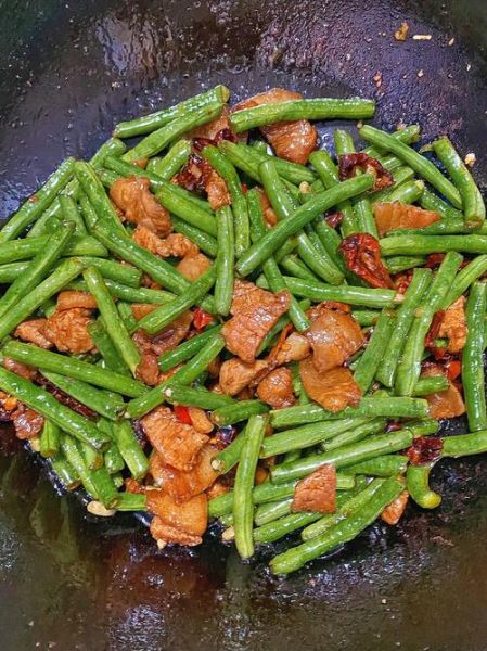 龙豆角炒肉怎么做好吃_龙豆角炒肉的家常做法-第1张图片-山城妙识