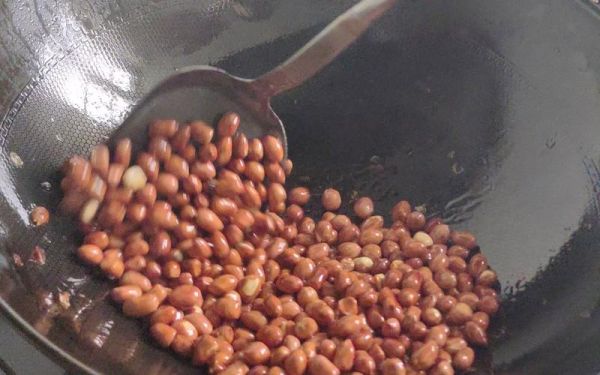 盐炒花生米怎么做_盐炒花生米不糊技巧-第2张图片-山城妙识 盐炒花生米怎么做_盐炒花生米不糊技巧-第2张图片-山城妙识