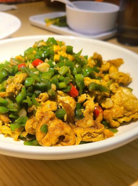 鸡蛋炒辣椒怎么做_鸡蛋炒辣椒先放鸡蛋还是先放辣椒-第1张图片-山城妙识 鸡蛋炒辣椒怎么做_鸡蛋炒辣椒先放鸡蛋还是先放辣椒-第1张图片-山城妙识