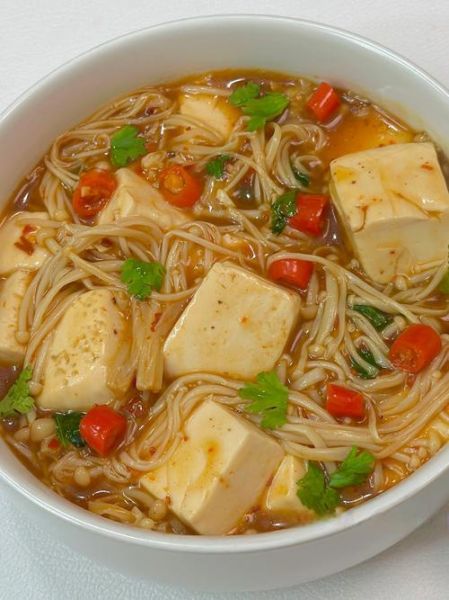 金针菇豆腐汤怎么做_金针菇豆腐汤的营养价值-第1张图片-山城妙识 金针菇豆腐汤怎么做_金针菇豆腐汤的营养价值-第1张图片-山城妙识