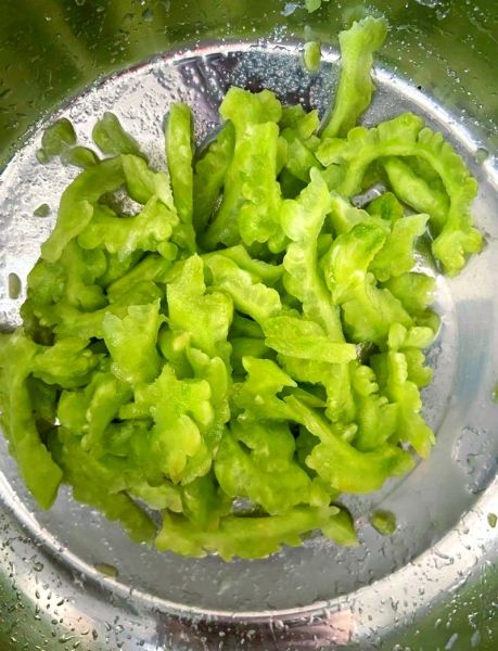 苦瓜鸡蛋饼怎么做不苦_苦瓜鸡蛋饼的做法窍门-第1张图片-山城妙识 苦瓜鸡蛋饼怎么做不苦_苦瓜鸡蛋饼的做法窍门-第1张图片-山城妙识