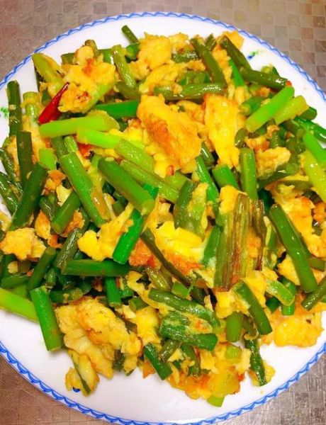 蒜台炒鸡蛋怎么做_蒜台炒鸡蛋先炒哪个-第1张图片-山城妙识