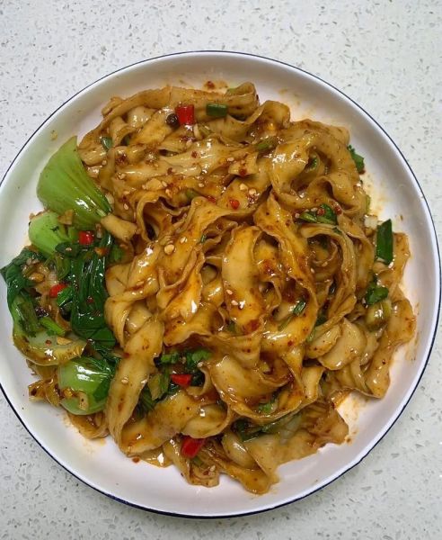 油泼面怎么做才好吃_家庭版油泼面简单做法-第1张图片-山城妙识