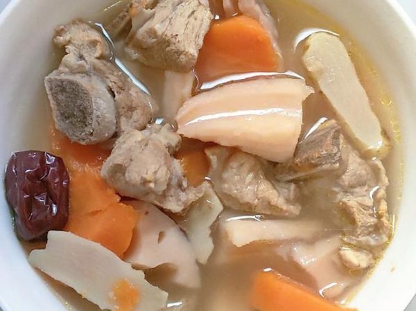 胡萝卜莲藕排骨汤怎么做_莲藕排骨汤要不要焯水-第2张图片-山城妙识 胡萝卜莲藕排骨汤怎么做_莲藕排骨汤要不要焯水-第2张图片-山城妙识