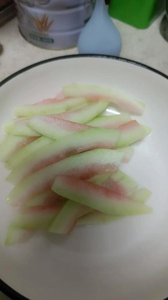 西瓜皮可以吃吗_西瓜皮的功效与作用-第2张图片-山城妙识