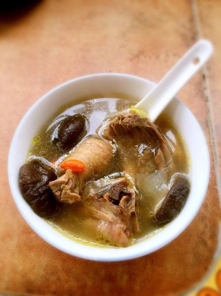 土鸡香菇炖汤怎么做_土鸡香菇炖汤需要焯水吗-第1张图片-山城妙识