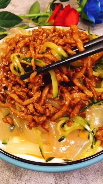 肉丝拉皮怎么摆盘好看_肉丝拉皮摆盘技巧-第3张图片-山城妙识