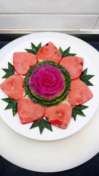 西瓜拼盘怎么切好看_西瓜拼盘花样切法教程-第2张图片-山城妙识