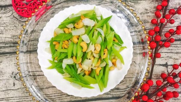 西芹百合炒腰果怎么做_西芹百合炒腰果用焯水吗-第3张图片-山城妙识 西芹百合炒腰果怎么做_西芹百合炒腰果用焯水吗-第3张图片-山城妙识