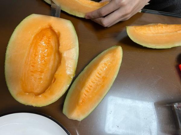 香瓜怎么吃_香瓜怎么切-第1张图片-山城妙识 香瓜怎么吃_香瓜怎么切-第1张图片-山城妙识