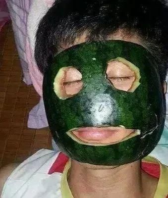 西瓜皮敷脸有什么好处_西瓜皮敷脸的正确方法-第2张图片-山城妙识