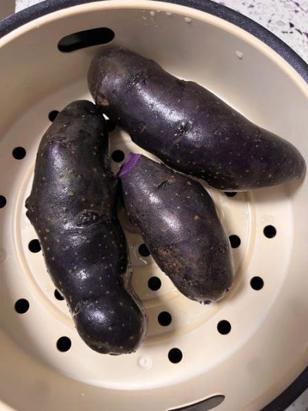 黑土豆怎么做好吃_黑土豆家常做法-第1张图片-山城妙识 黑土豆怎么做好吃_黑土豆家常做法-第1张图片-山城妙识