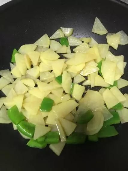 柿子椒炒土豆片怎么炒才脆_柿子椒炒土豆片用焯水吗-第3张图片-山城妙识