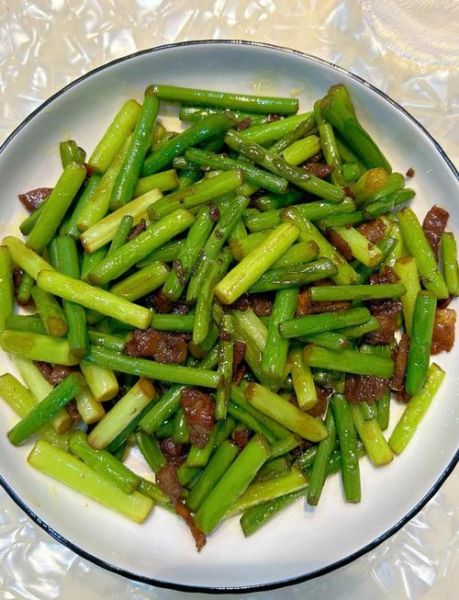 蒜苔炒肉怎么炒才嫩_家常蒜苔炒肉做法-第2张图片-山城妙识