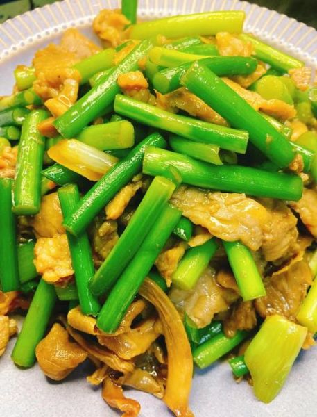 蒜苔炒肉怎么炒才嫩_家常蒜苔炒肉做法-第1张图片-山城妙识