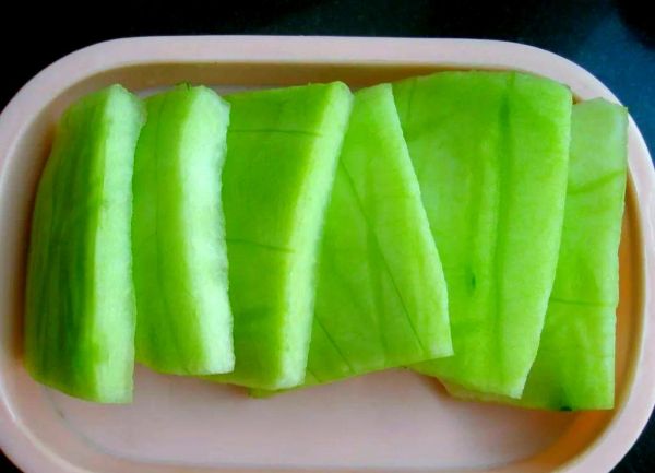 西瓜皮可以敷脸上吗_西瓜皮敷脸的正确方法-第3张图片-山城妙识 西瓜皮可以敷脸上吗_西瓜皮敷脸的正确方法-第3张图片-山城妙识