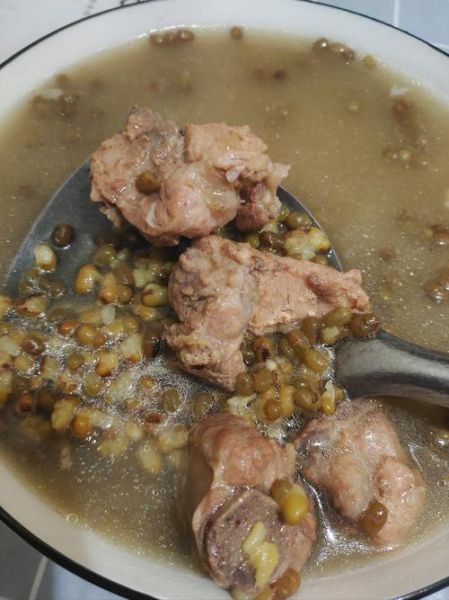 绿豆骨头汤怎么煲_绿豆骨头汤的做法大全-第1张图片-山城妙识