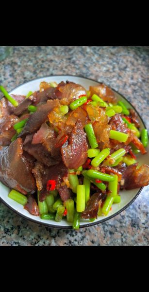 蒜苔炒腊肉怎么炒才好吃_蒜苔炒腊肉要不要焯水-第3张图片-山城妙识