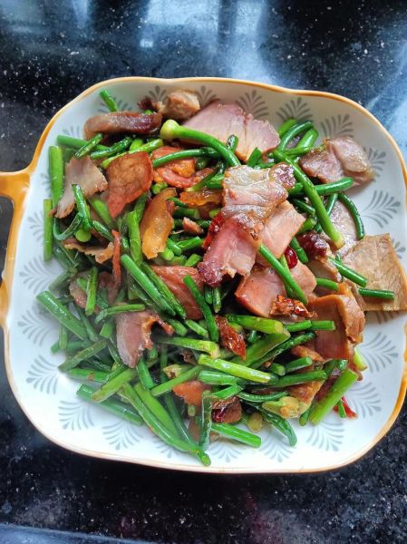 蒜苔炒腊肉怎么炒才好吃_蒜苔炒腊肉要不要焯水-第2张图片-山城妙识