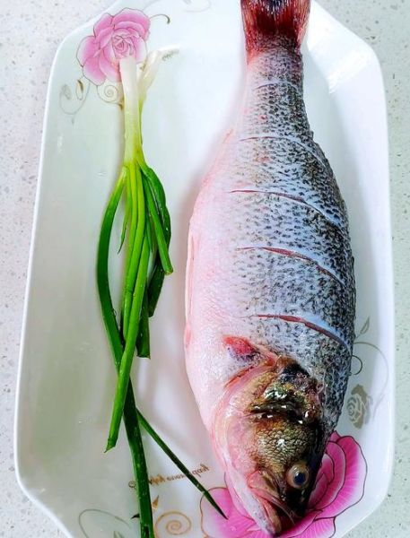 红烧鲈鱼怎么做简单又好吃_鲈鱼红烧步骤-第3张图片-山城妙识 红烧鲈鱼怎么做简单又好吃_鲈鱼红烧步骤-第3张图片-山城妙识