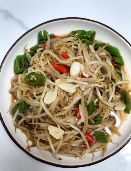 炒绿豆芽菜怎么炒才脆_绿豆芽焯水还是直接炒-第1张图片-山城妙识