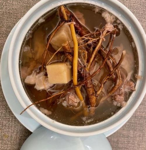 广东五指毛桃煲鸡汤的做法_五指毛桃鸡汤功效与禁忌-第1张图片-山城妙识