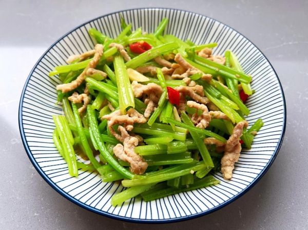 芹菜炒肉热量高吗_芹菜炒肉有什么功效-第2张图片-山城妙识