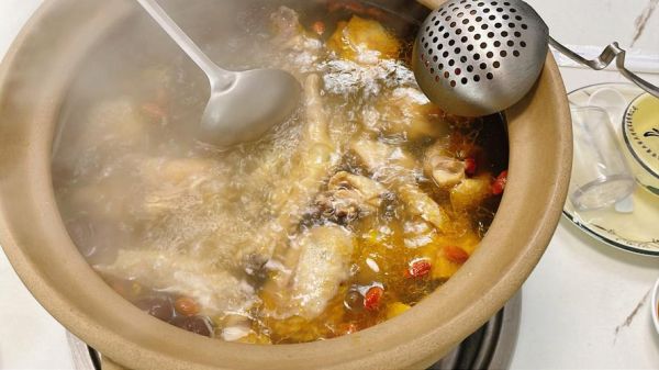 怎样煲鸡汤好喝_煲鸡汤放什么材料更鲜-第1张图片-山城妙识