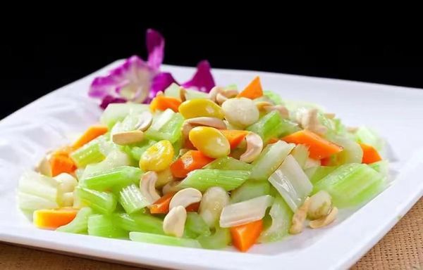 西芹炒腰果怎么做_西芹炒腰果用焯水吗-第1张图片-山城妙识