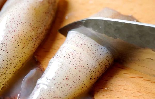 小管鱿鱼怎么清洗图解_小管鱿鱼清洗内脏步骤-第3张图片-山城妙识