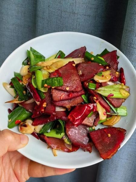 腊牛肉怎么炒好吃_腊牛肉的家常做法-第2张图片-山城妙识 腊牛肉怎么炒好吃_腊牛肉的家常做法-第2张图片-山城妙识