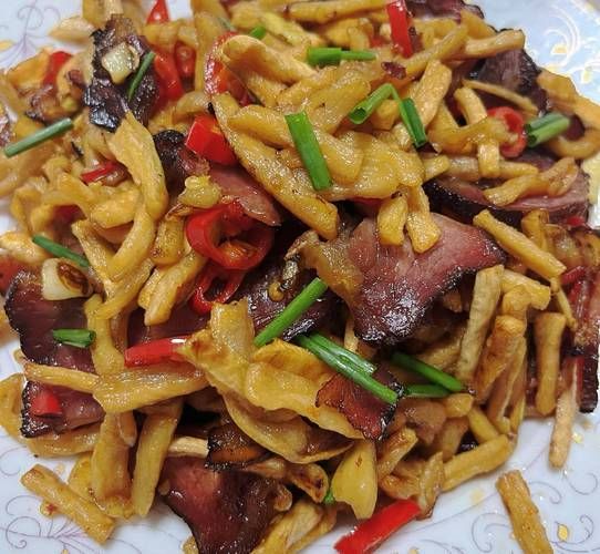 萝卜条炒腊肉怎么做_萝卜条炒腊肉用焯水吗-第3张图片-山城妙识