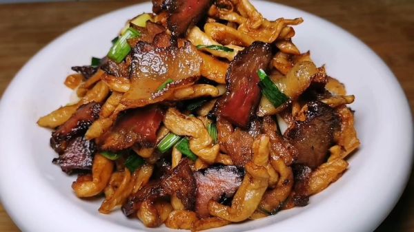 萝卜条炒腊肉怎么做_萝卜条炒腊肉用焯水吗-第1张图片-山城妙识